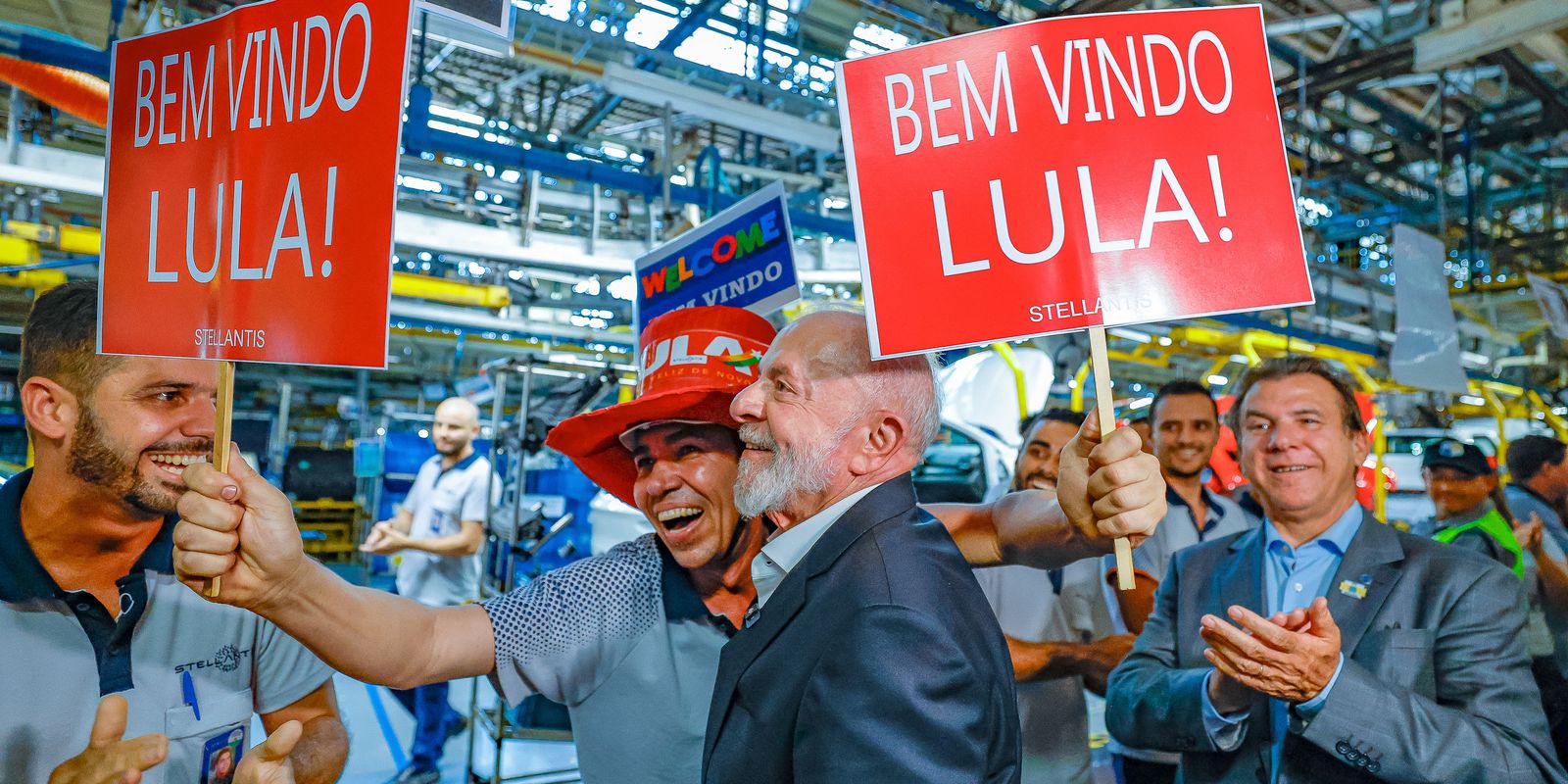 Lula visita linha de montagem da Stellantis Betim | Agência Brasil