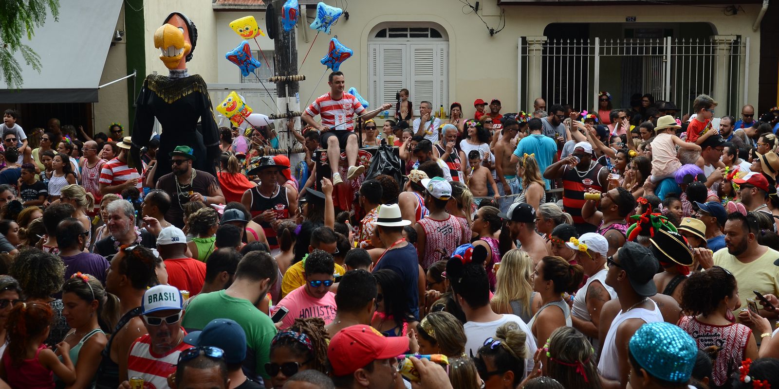 Desfile do bloco Urubó resgata marchinhas em São Paulo | Agência Brasil