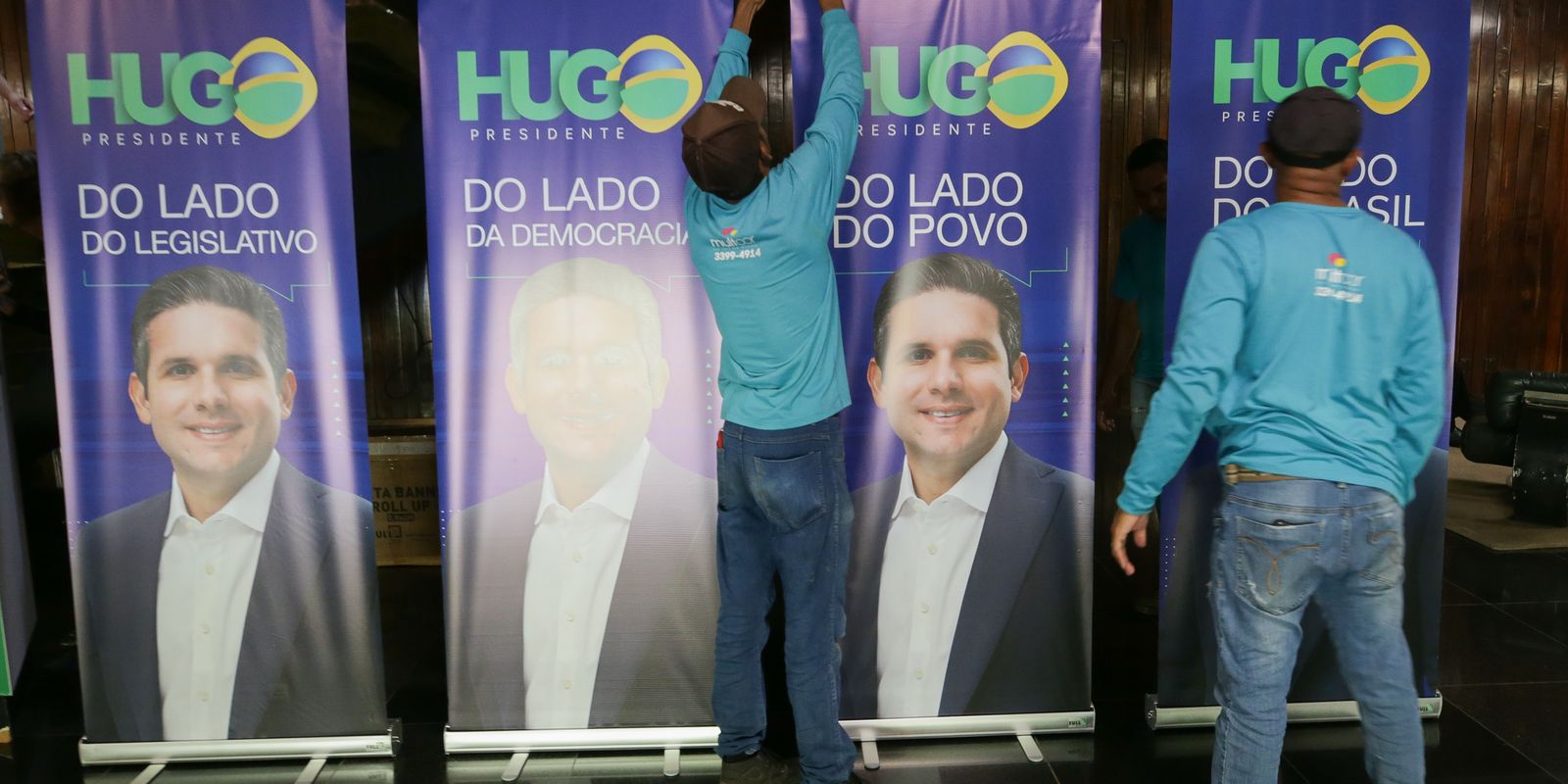 Banner sendo colocados nos corredores da Câmara dos Deputados | Agência ...