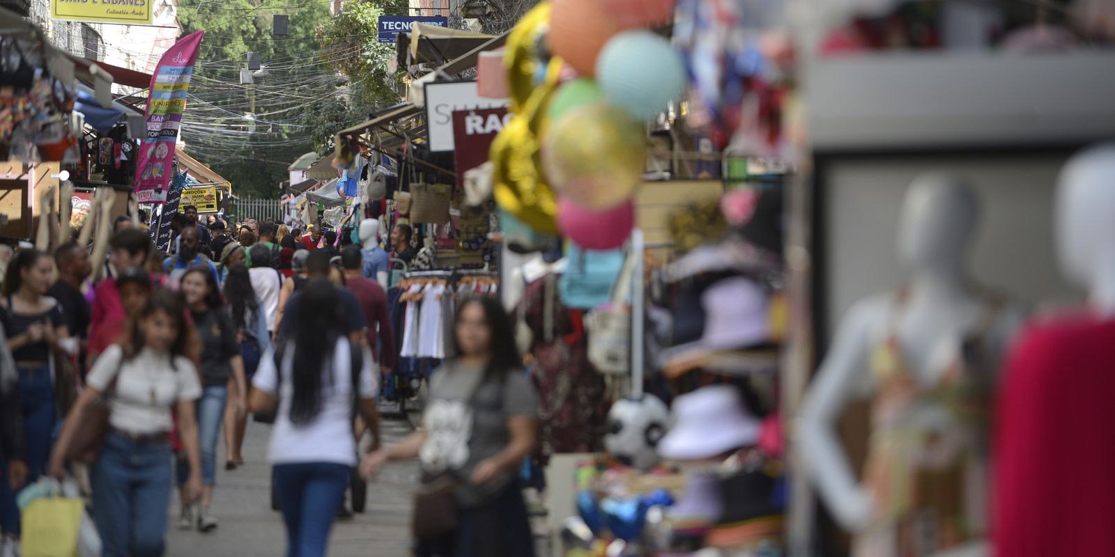 Pedestres nas ruas na tradicional área de compras do Saara, no centro ...