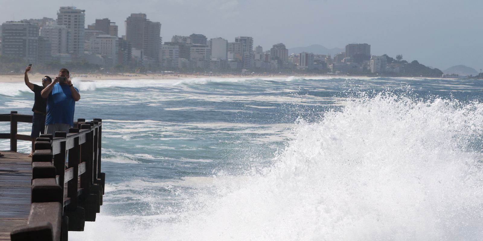 Ressaca na orla de Ipanema e Leblon | Agência Brasil
