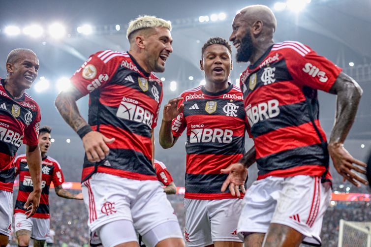 Flamengo goleia o Vasco e se aproxima dos líderes do Brasileirão | EBC ...