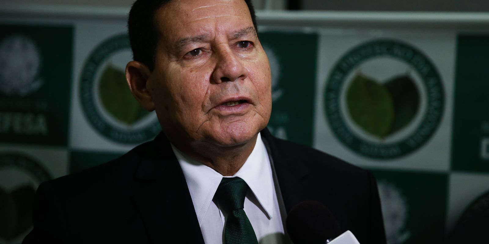 O vice-presidente da república Hamilton Mourão fala à imprensa ...