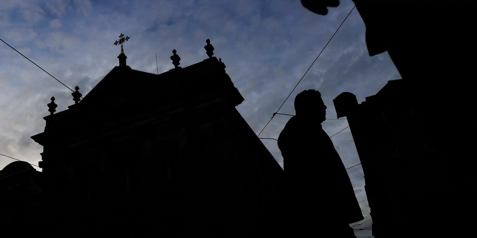 Mais de 100 padres suspeitos de abuso continuam ativos em Portugal ...