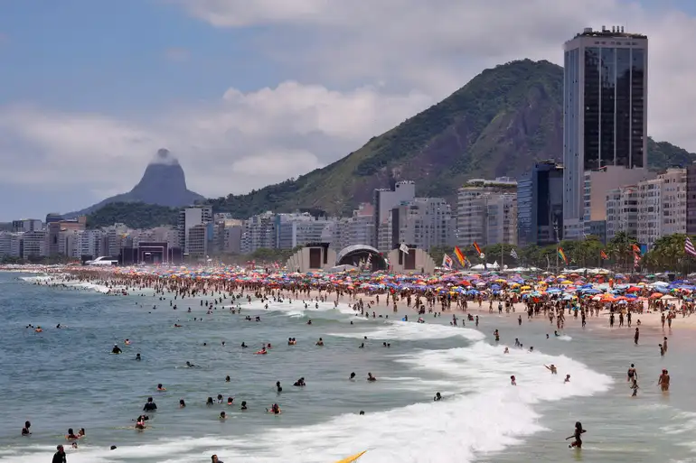Praia de Copacabana no último dia do ano | Agência Brasil