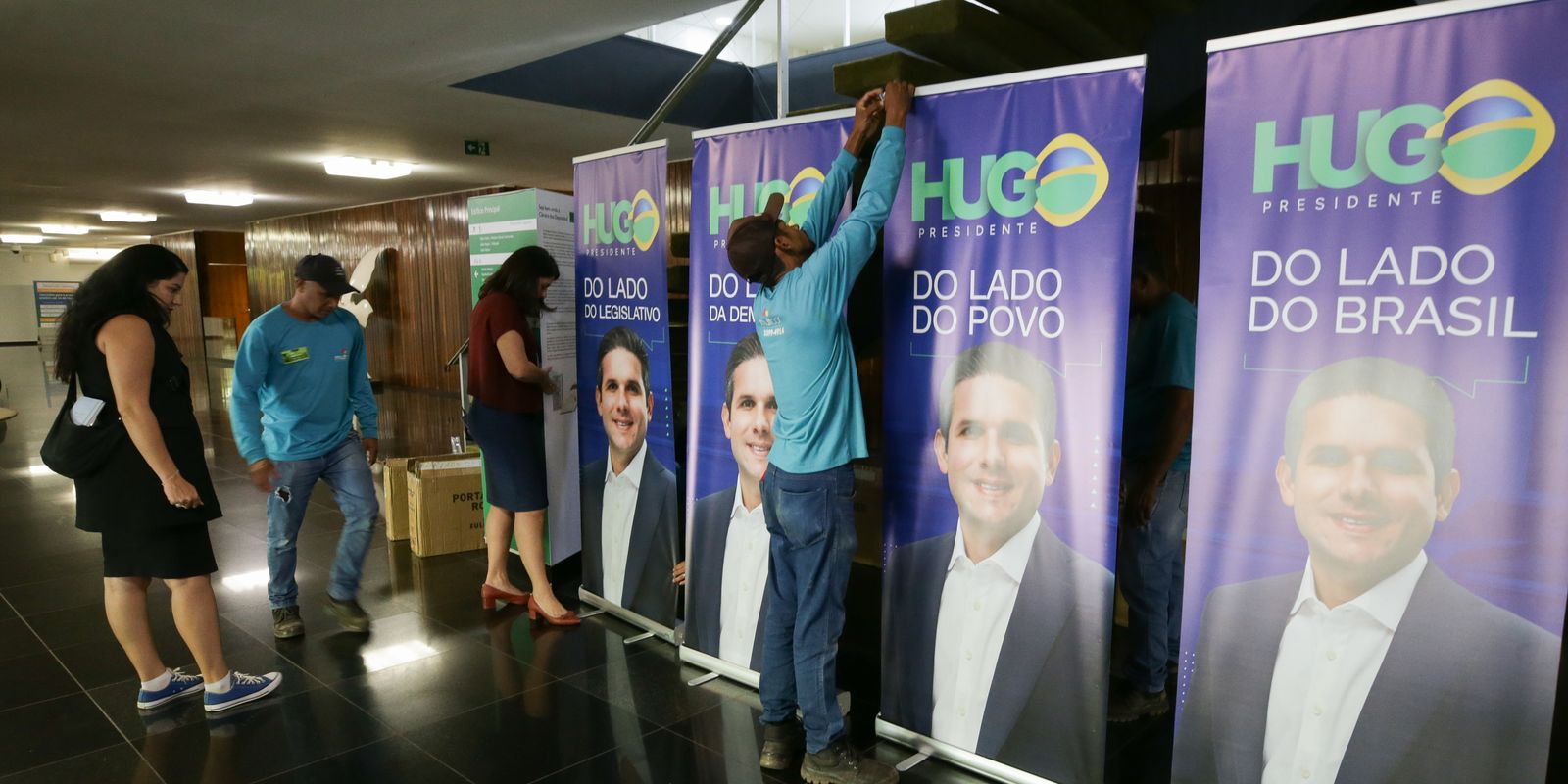 Banner sendo colocados nos corredores da Câmara dos Deputados | Agência ...