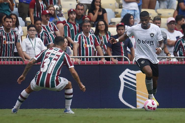 Fluminense e Botafogo empatam em partida emocionante no Maracanã | EBC ...