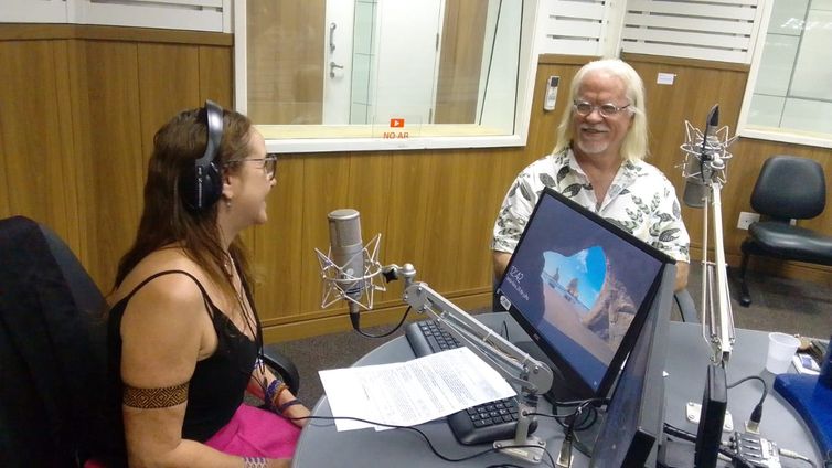 Nicolas Behr apresenta o stand-up literário "Caça Niki" | EBC Rádios