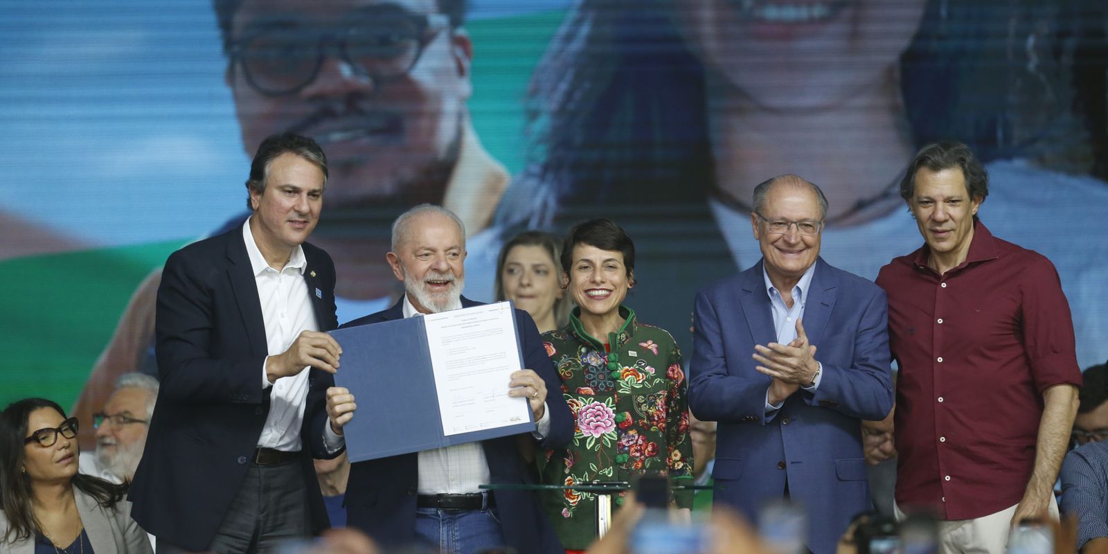 Lula participa do lançamento da pedra fundamental dos novos cam ...
