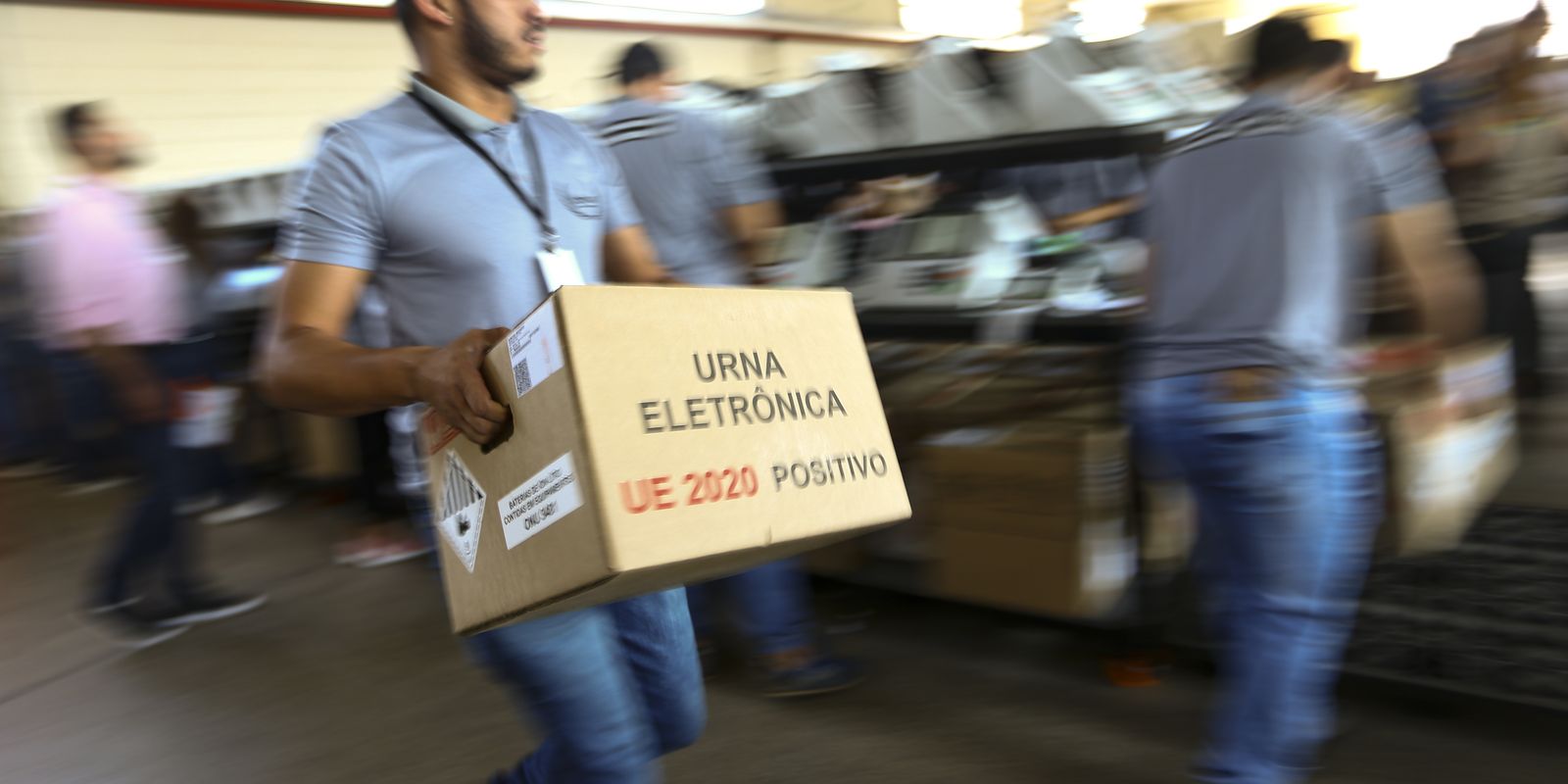 Técnicos do TRE-DF realizam a conferência e a lacração de urnas ...