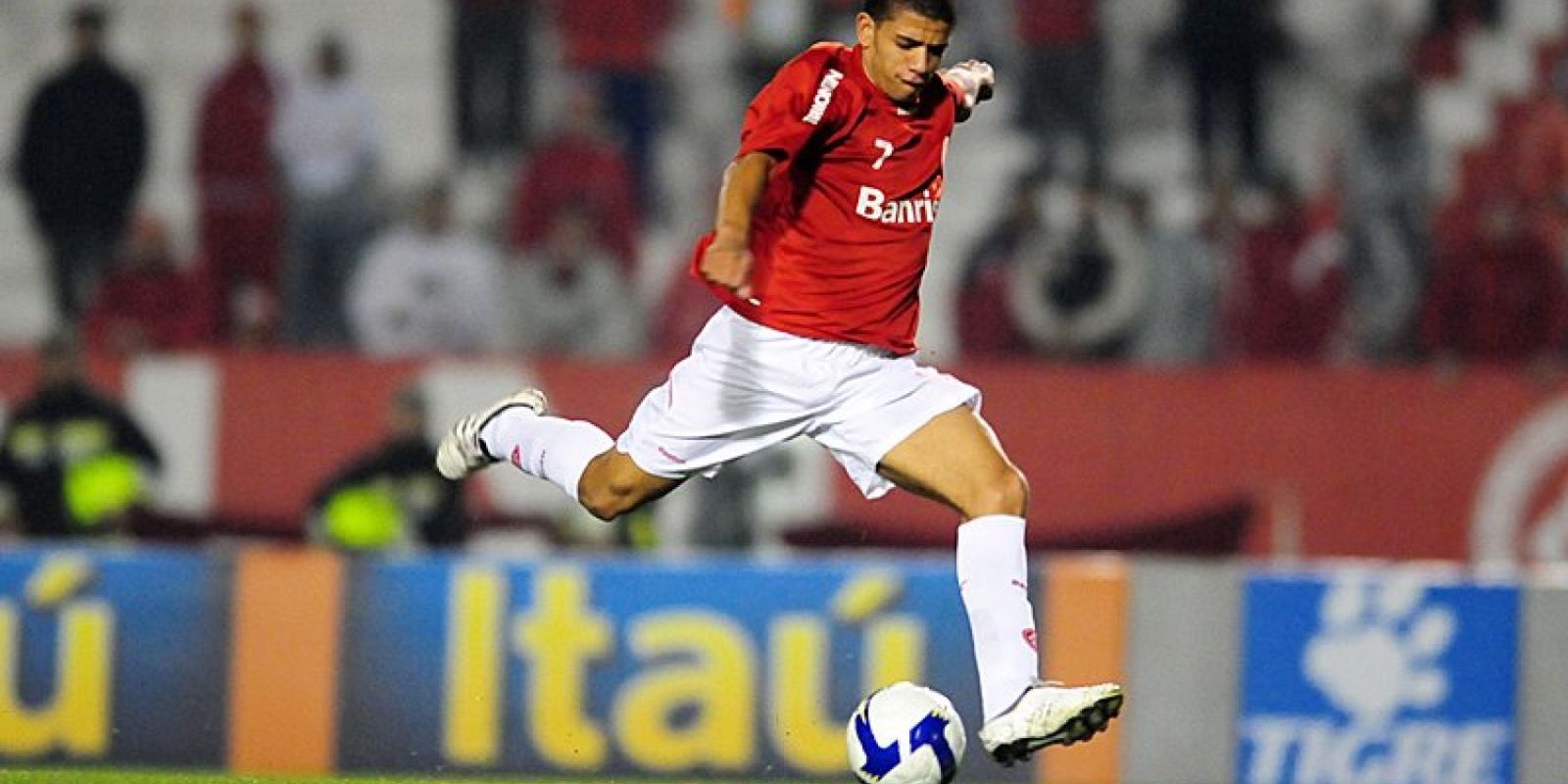 Internacional anuncia retorno de atacante Taison após 11 temporadas ...