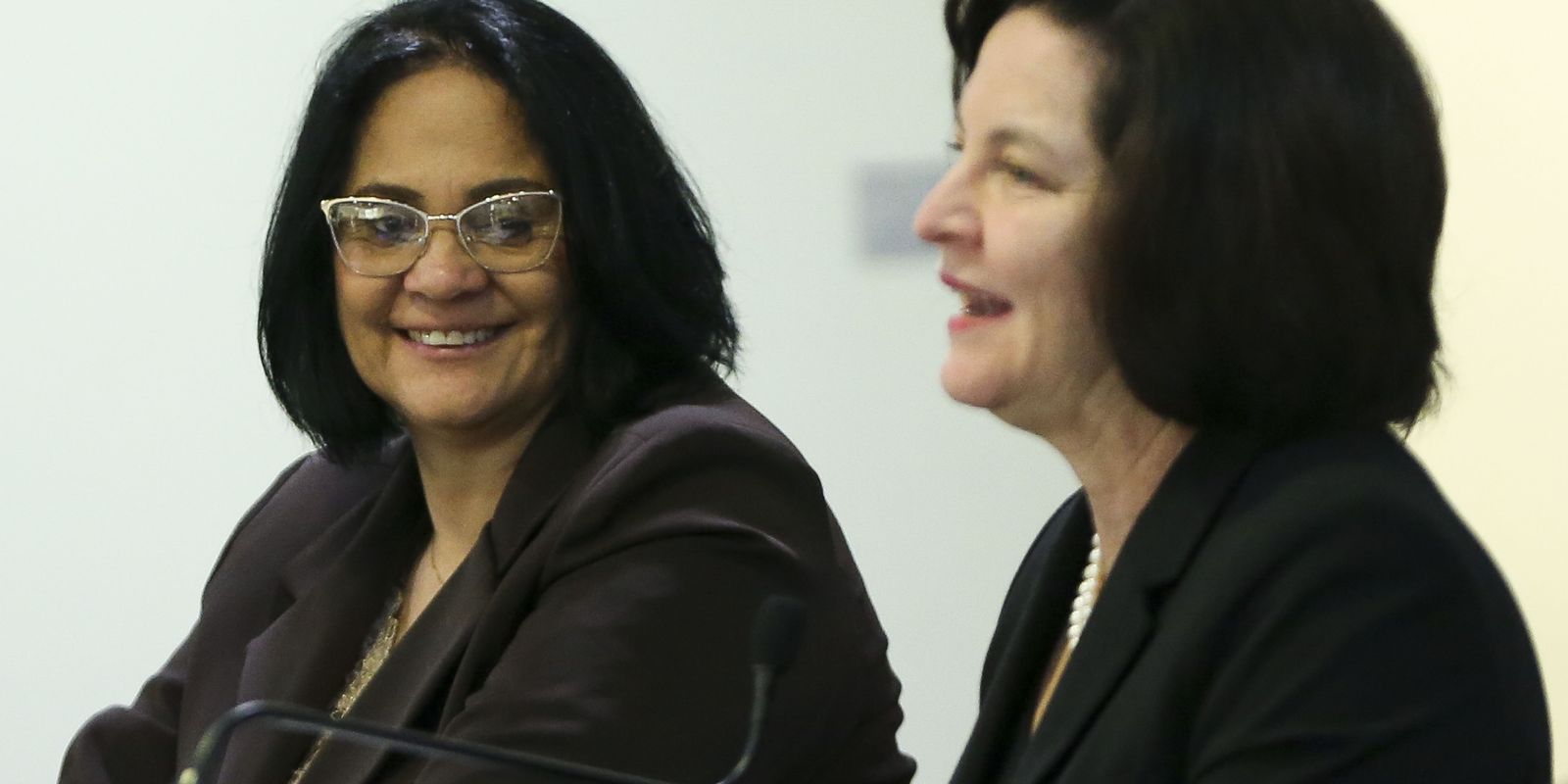 Raquel Dodge e Damares Alves durante palestra no MPF | Agência Brasil