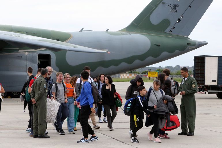 Voo com brasileiros repatriados pousa no Galeão | Agência Brasil