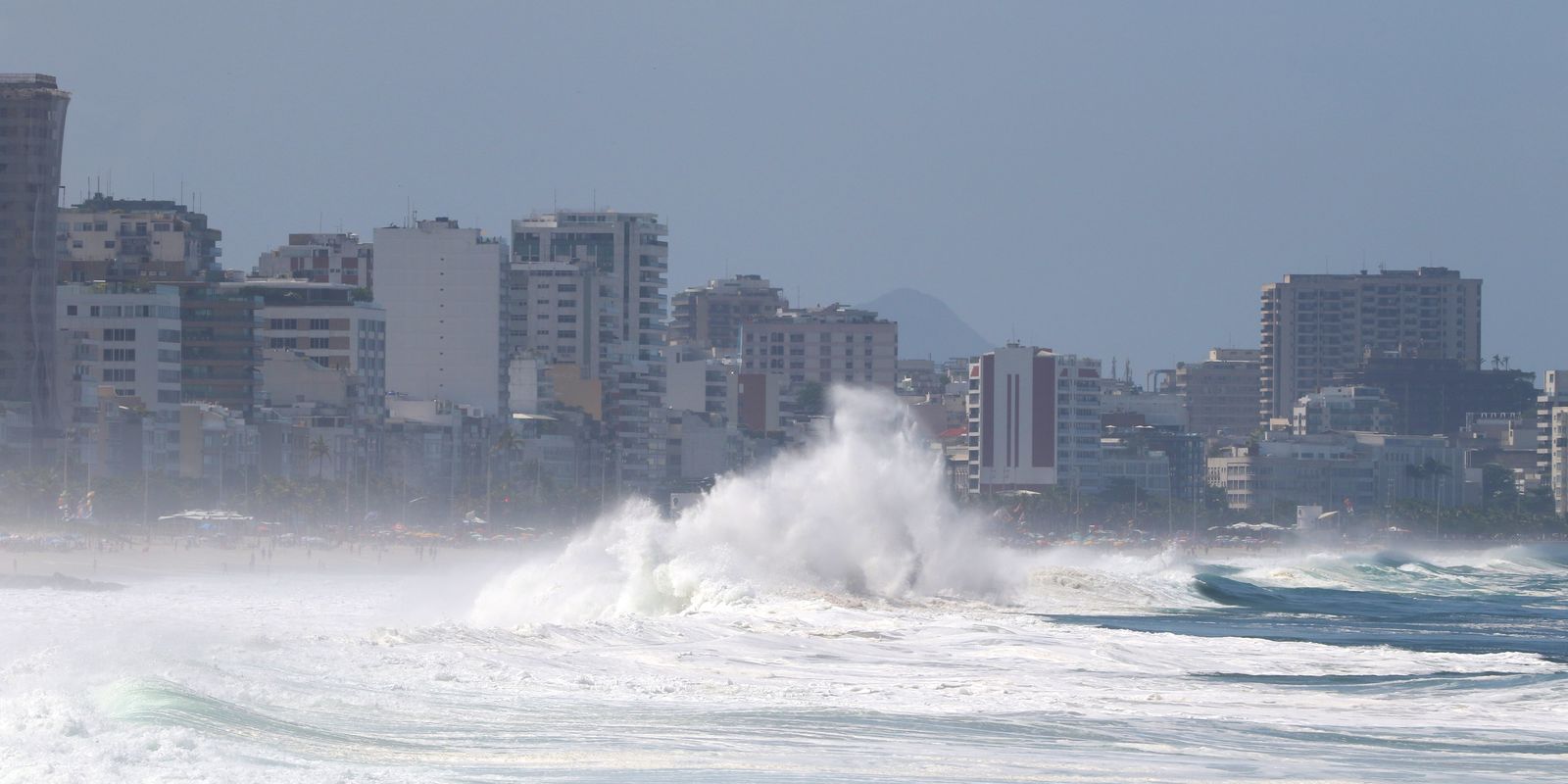 Ressaca na orla de Ipanema e Leblon | Agência Brasil