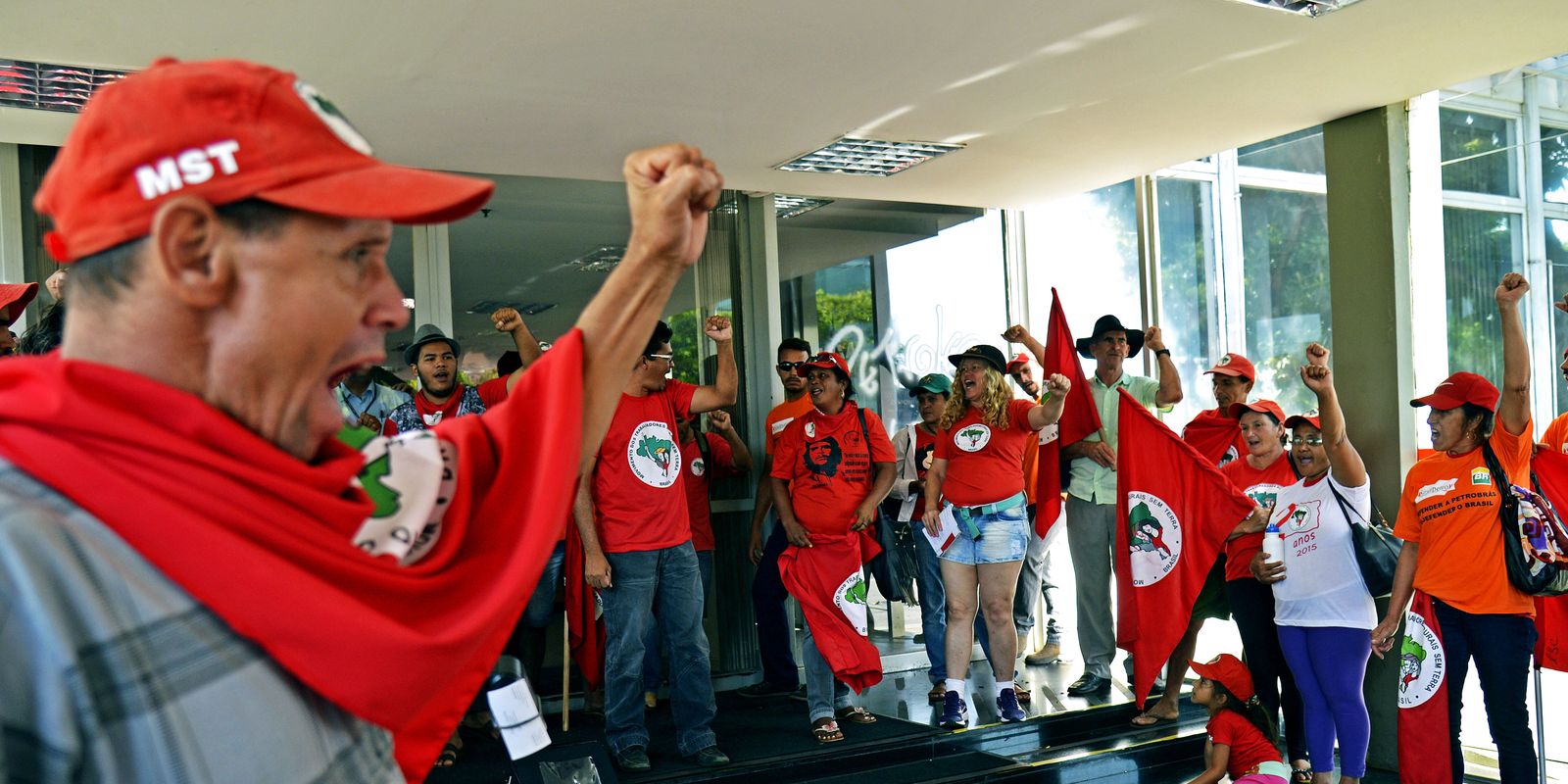 Integrantes do MST protestam em frente ao MME | Agência Brasil