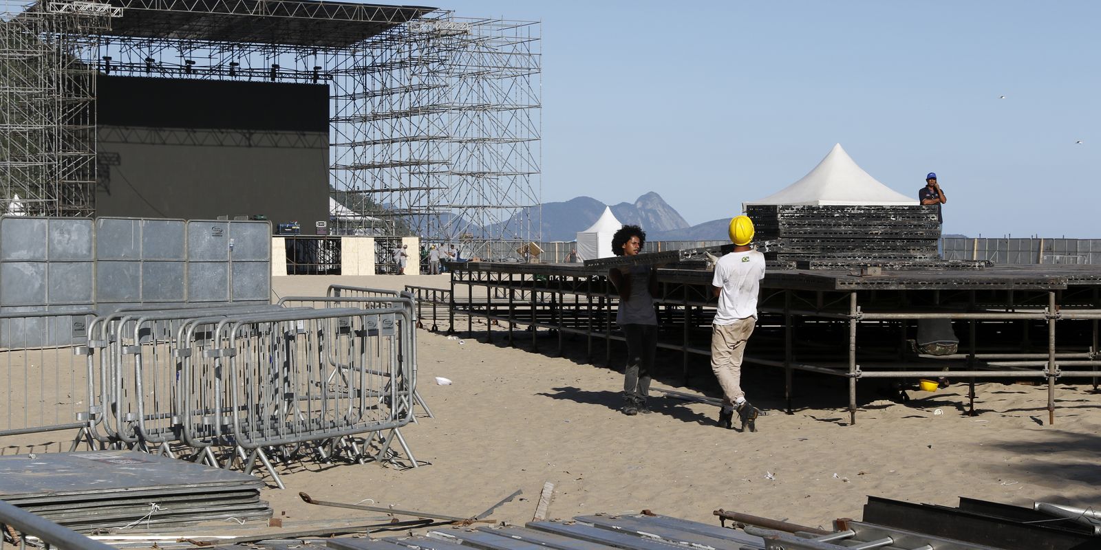 Montagem da arena Fifa Fan Fest na praia de Copacabana | Agência Brasil