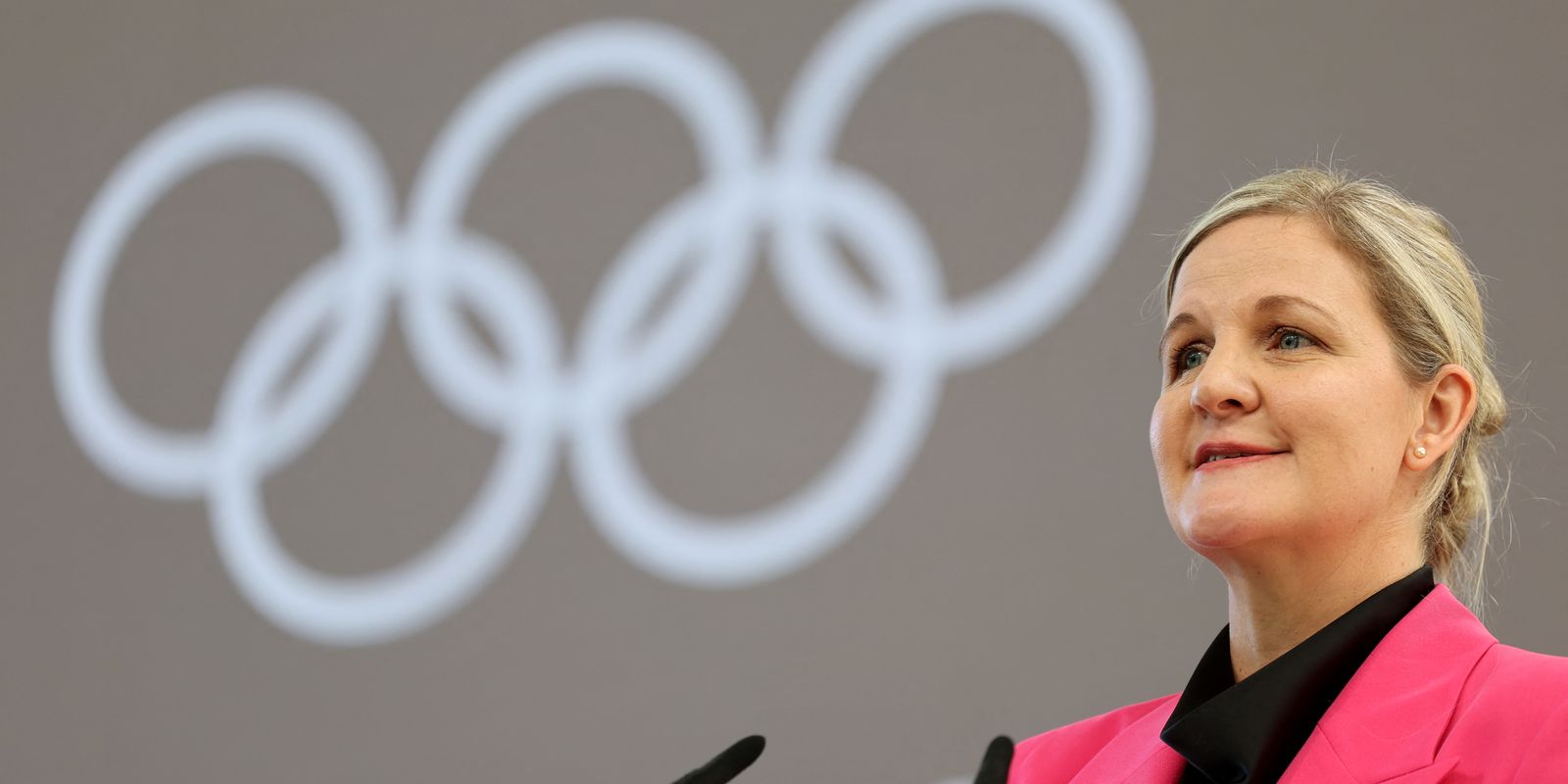 Ex-nadadora do Zimbábue Kirsty Coventry assume presidência do COI ...