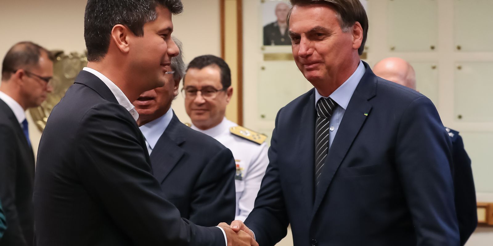 O Presidente Do Bndes Gustavo Montezano Cumprimenta O Presidente Da