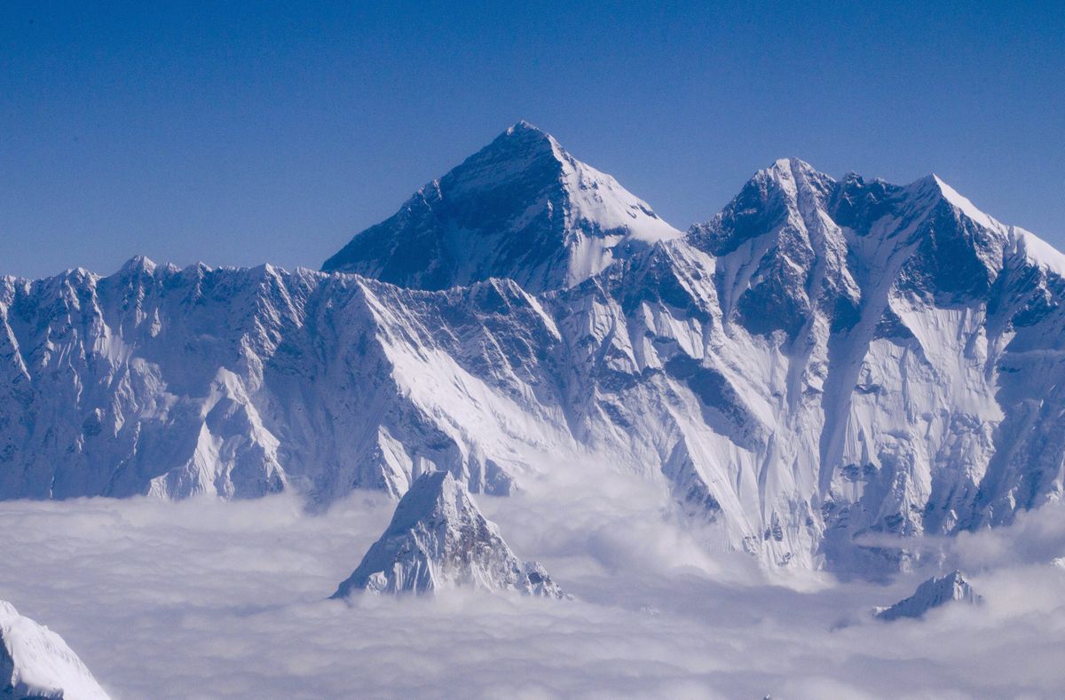Nepal cria projeto para medir altitude real do pico do Everest em 2019 ...