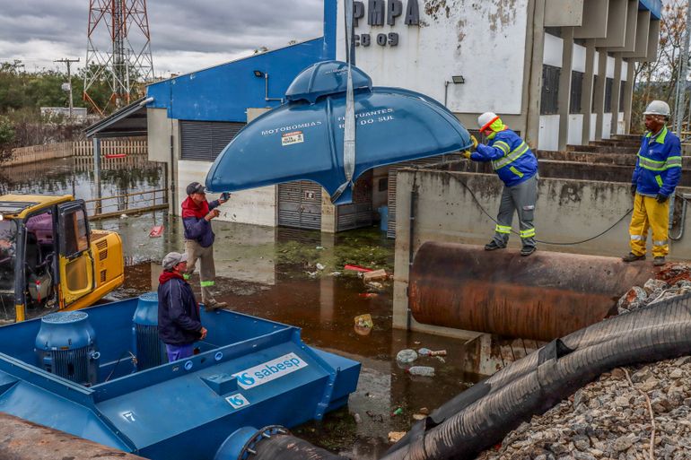 Bombas para retirada de águas em áreas alagadas em POA | Agência Brasil
