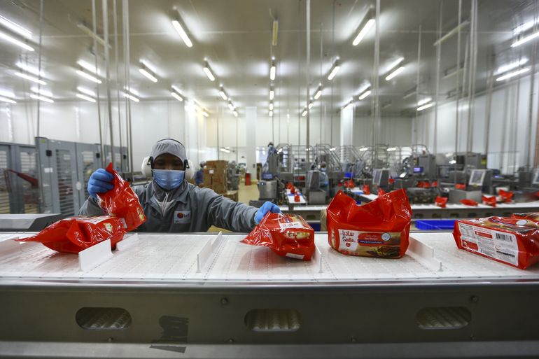 Fábrica da empresa brasileira BRF em Abu Dhabi, nos Emirados Árabes ...