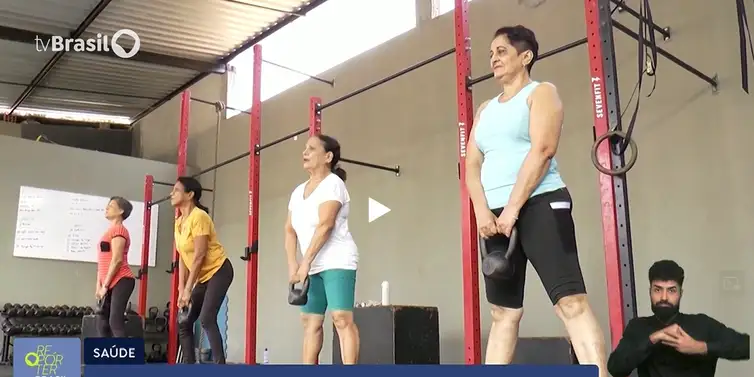 Mulheres acima dos 50 anos aderem à pratica do crossfit | Repórter ...