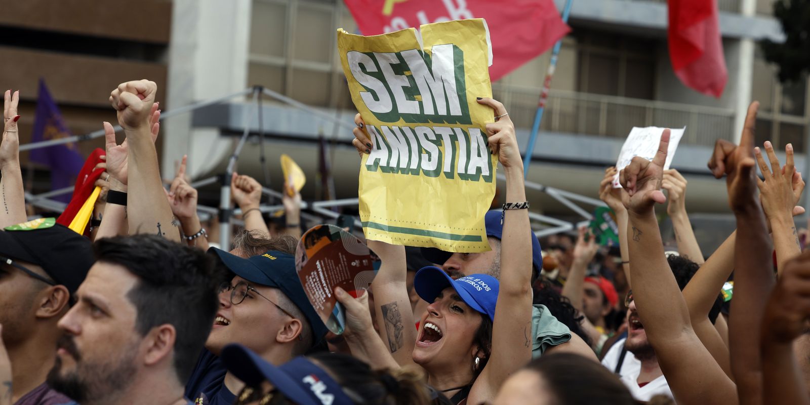 Manifestação contra PEC da Blindagem leva 30 mil às ruas de Fortaleza ...