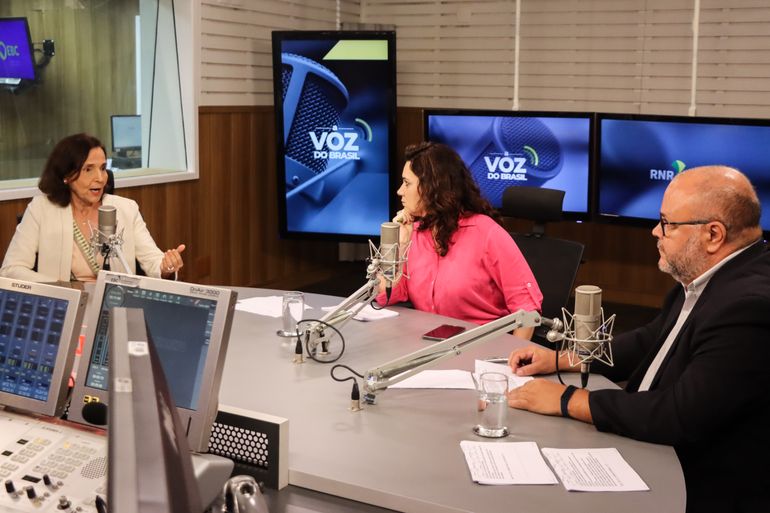 Secretária do MEC, Izolda Cela, na Voz do Brasil. | Agência Brasil