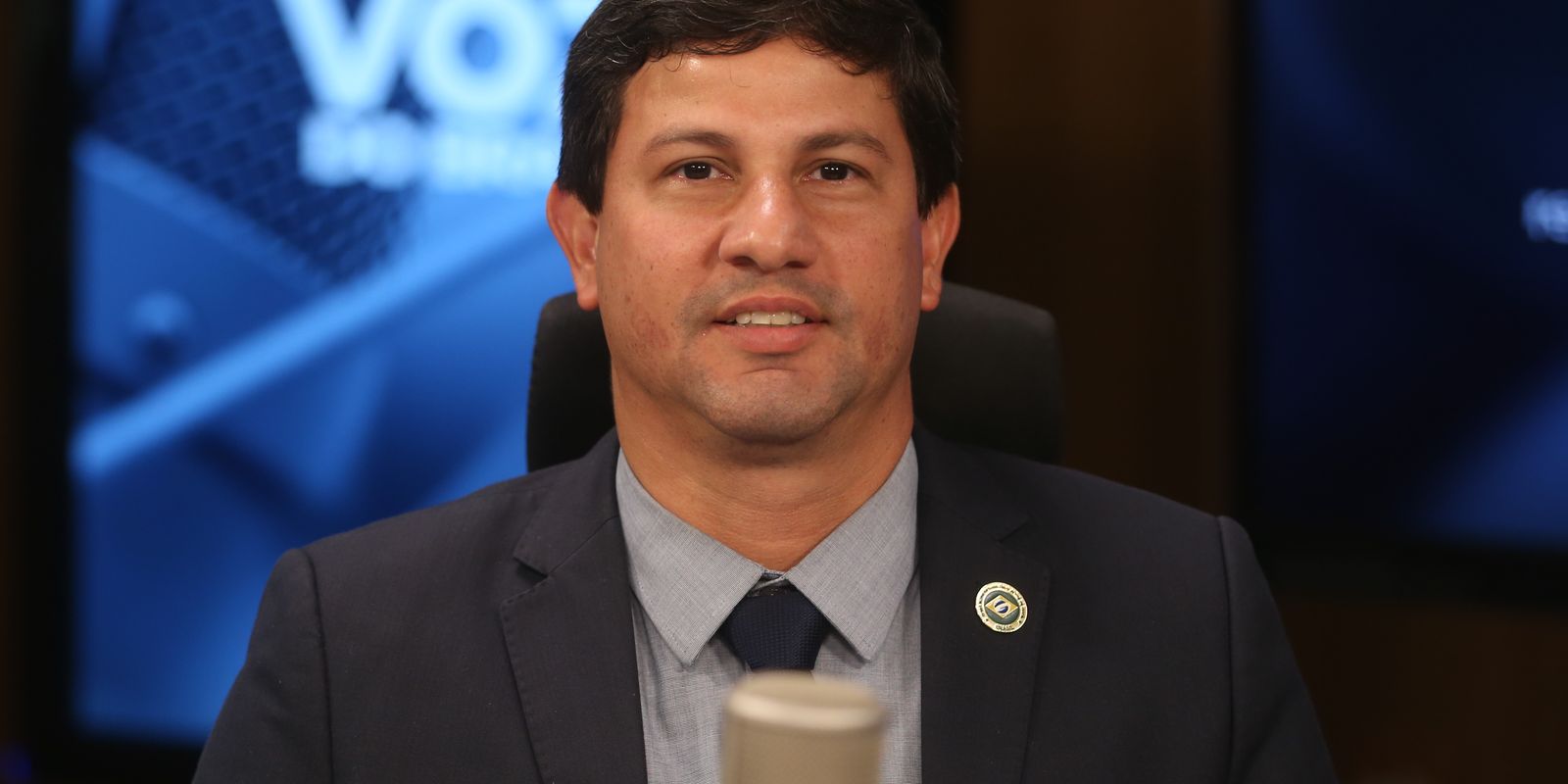 O ministro do Turismo, Carlos Brito, é o entrevistado do programa A Voz ...