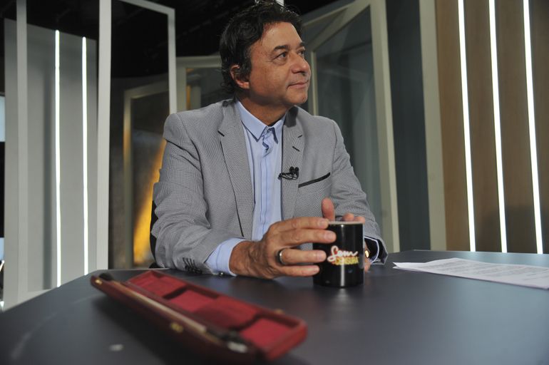 O maestro Cláudio Cohen, participa do programa Sem Censura, na TV ...