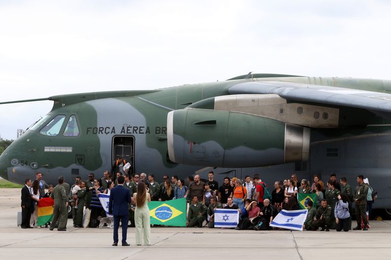 Voo com brasileiros repatriados pousa no Galeão | Agência Brasil