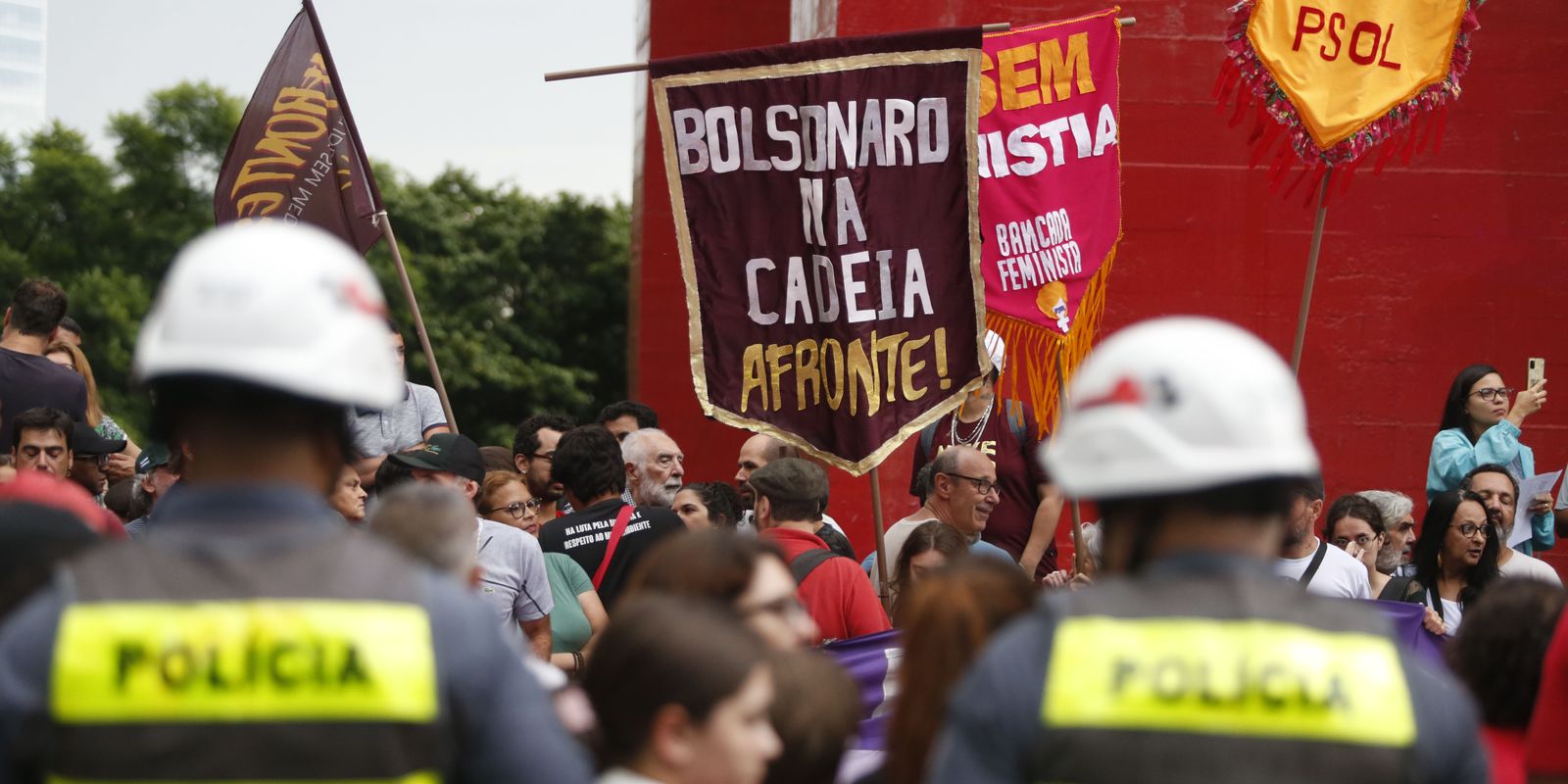 Movimentos sociais fazem ato para marcar 8/1 em frente ao Masp ...