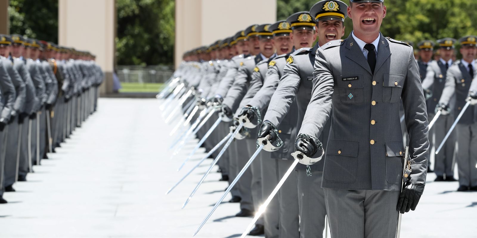 Entrega das espadas aos novos aspirantes na Aman | Agência Brasil