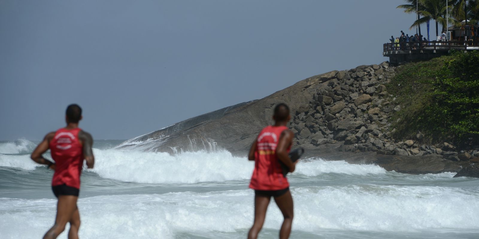 Ressaca na orla do Leblon, na zona sul, após passagem de frente fria ...
