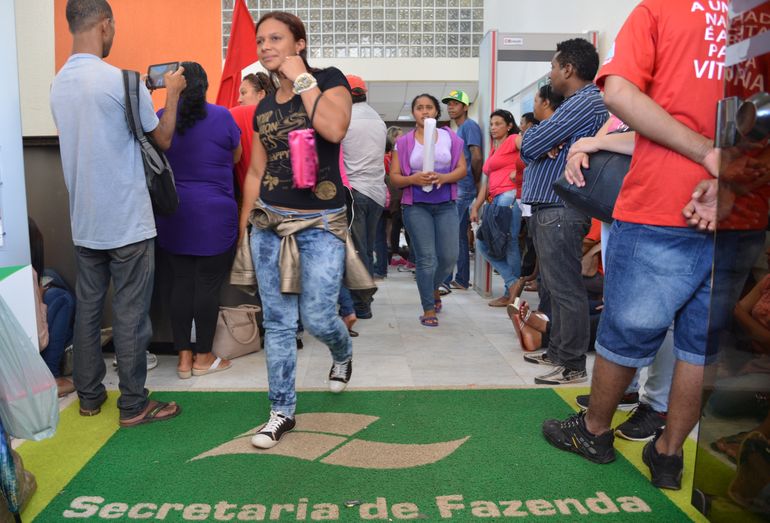 Integrantes do MTST invadem prédio da Secretaria de Fazenda | Agência ...