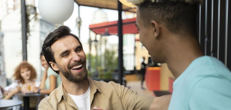 Estudo constata que pessoas falantes são mais bem vistas | EBC Rádios