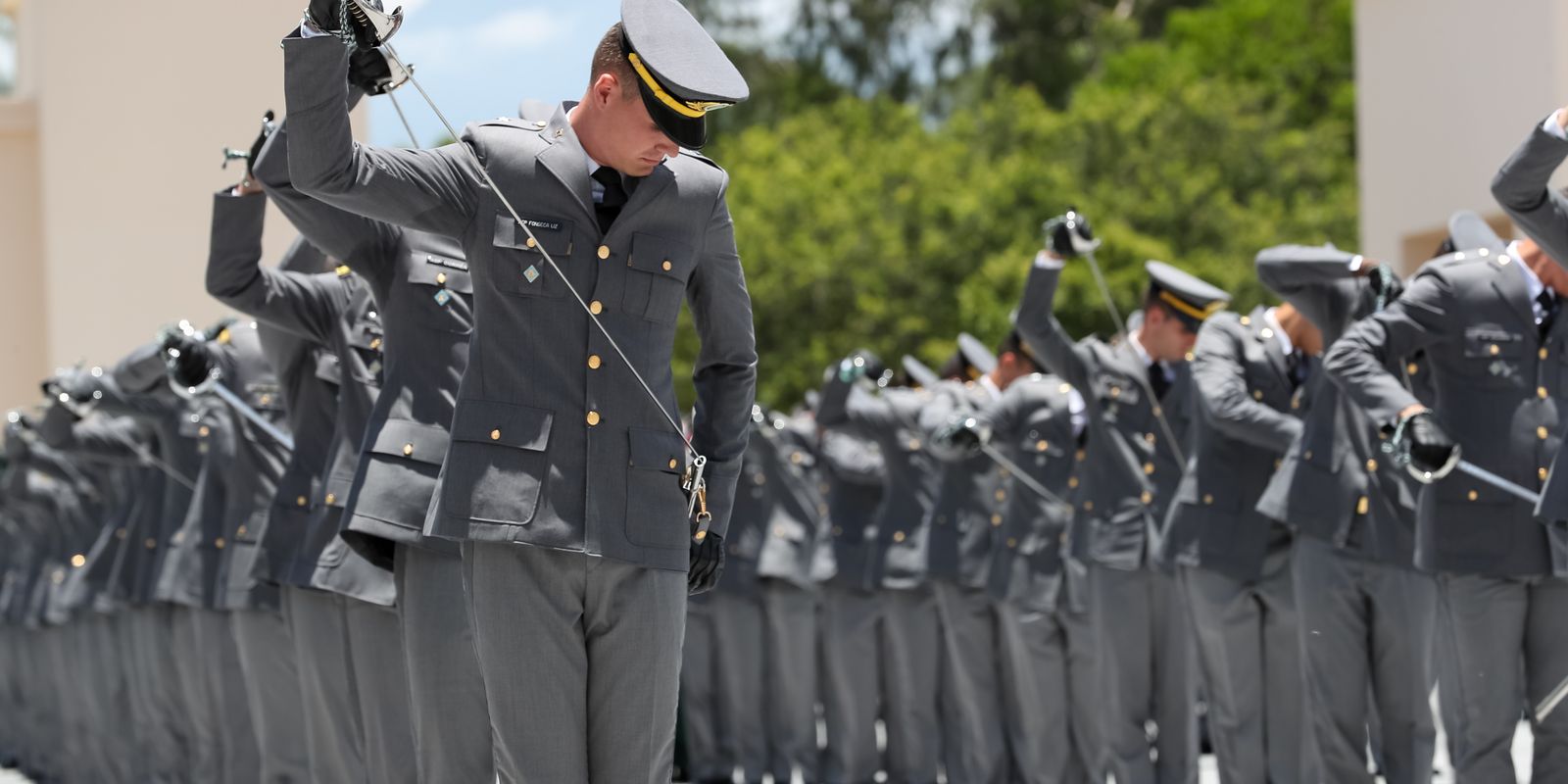 Entrega das espadas aos novos aspirantes na Aman | Agência Brasil