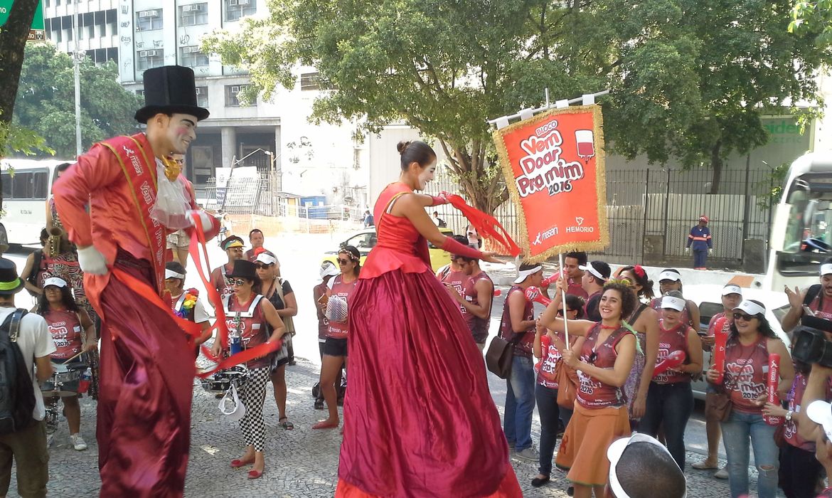 Comparsa de carnaval estimula la donación de sangre | Agência Brasil