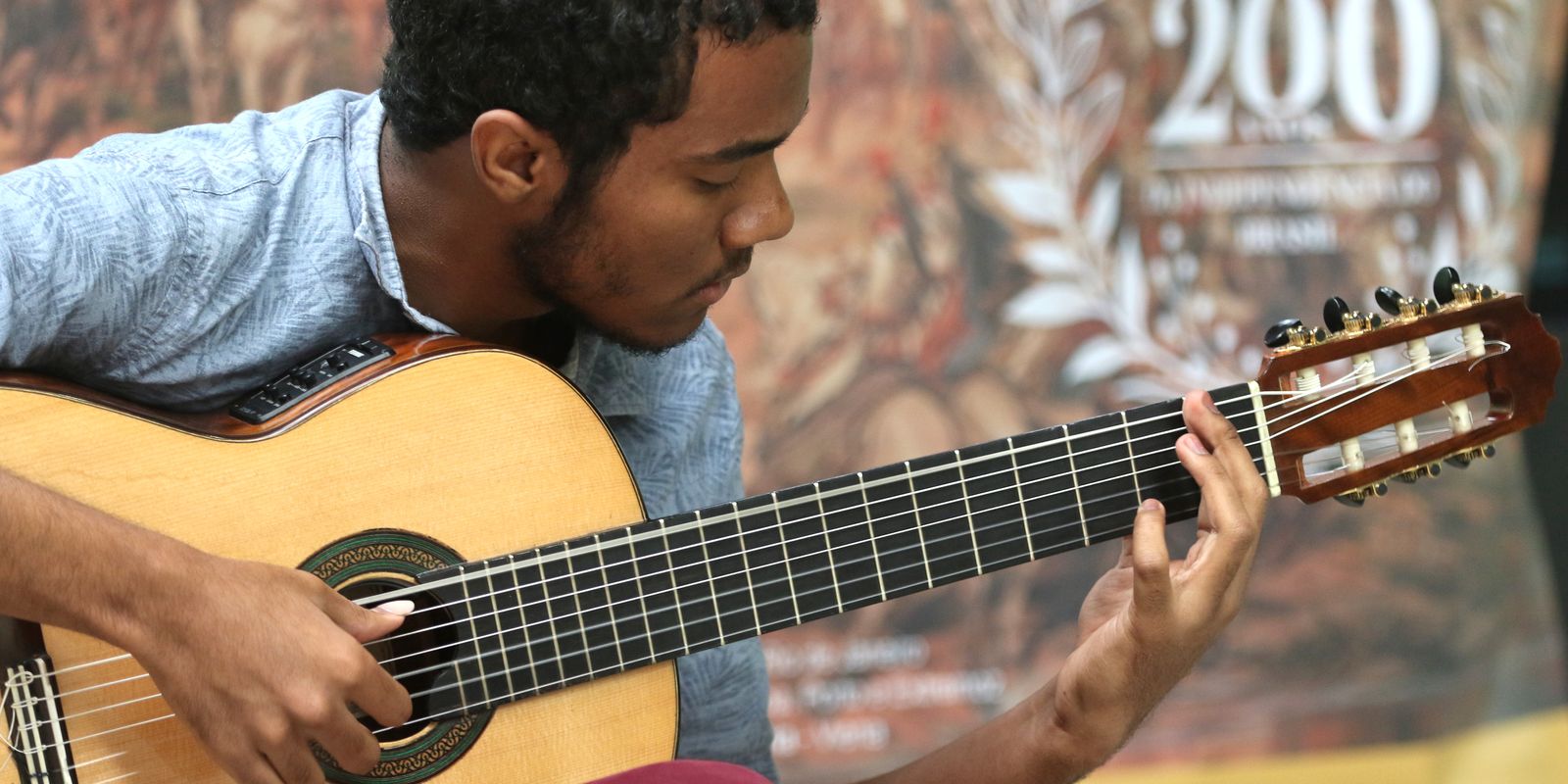 Apresentação do violonista Raphael dos Santos, dentro do programa ...