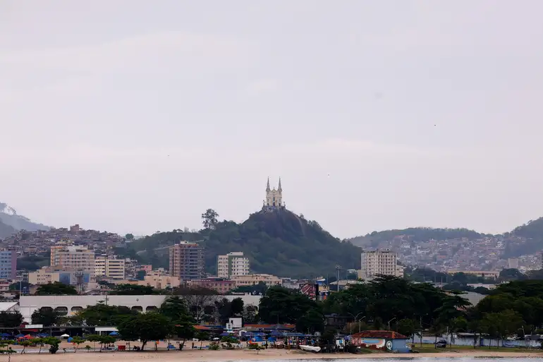 Vista da igreja da Penha, Compleo do Alemão e Complexo da Penha ...