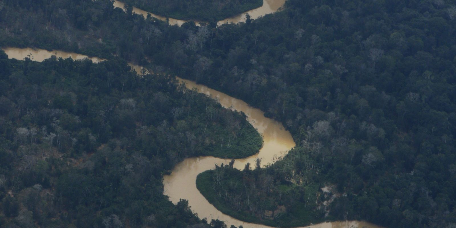 Lançamento aéreo de suprimentos em ajuda humanitária às aldeias ...