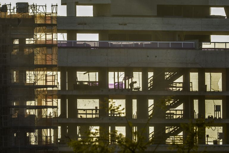 Construção de prédios residenciais e comerciais no Setor Noroeste em ...