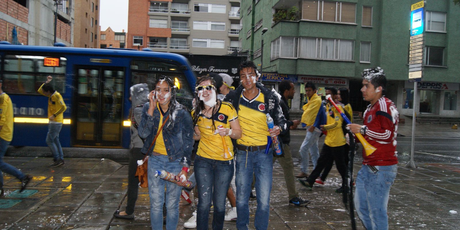 Colombianos comemoram em Bogotá melhor participação do país em copas ...