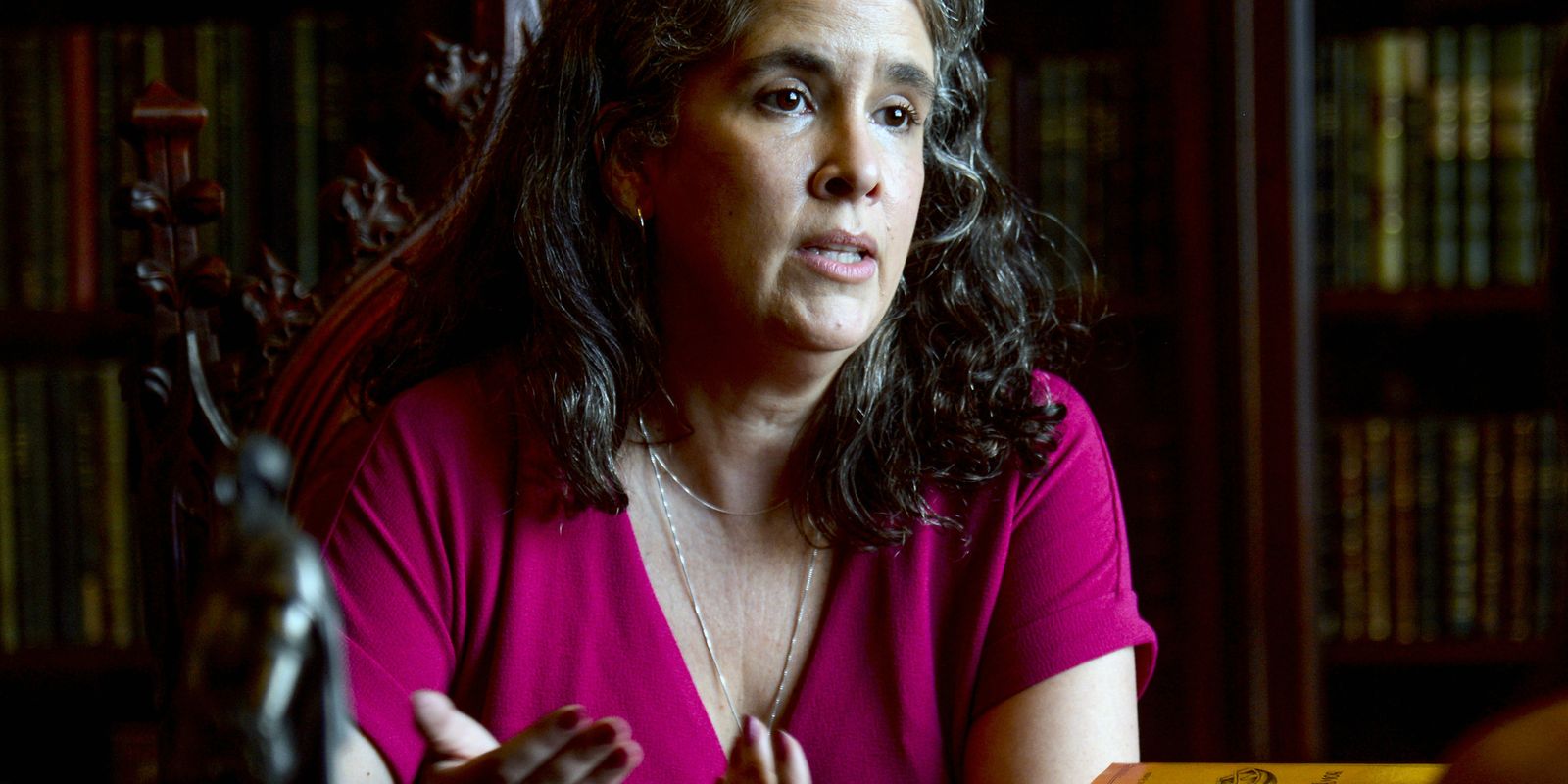 A proprietária da Janela Amarela Editora, Carol Engel durante ...