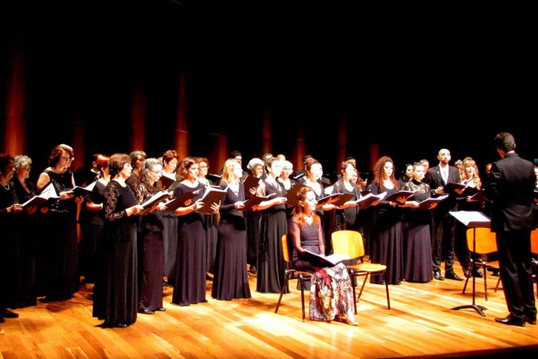 Coro Sinfônico da Associação de Canto Coral no Sala de Concerto desta ...