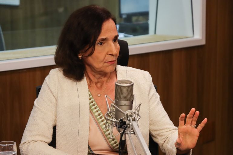 Secretária do MEC, Izolda Cela, na Voz do Brasil. | Agência Brasil