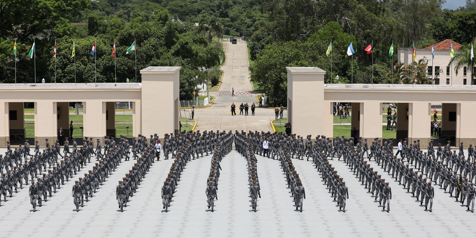 Entrega das espadas aos novos aspirantes na Aman | Agência Brasil