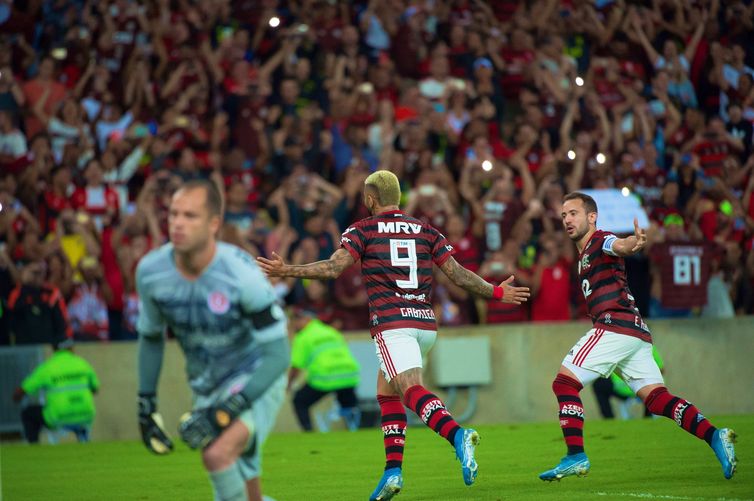Flamengo vence o Internacional no Maracanã e chega a 48 pontos na ...