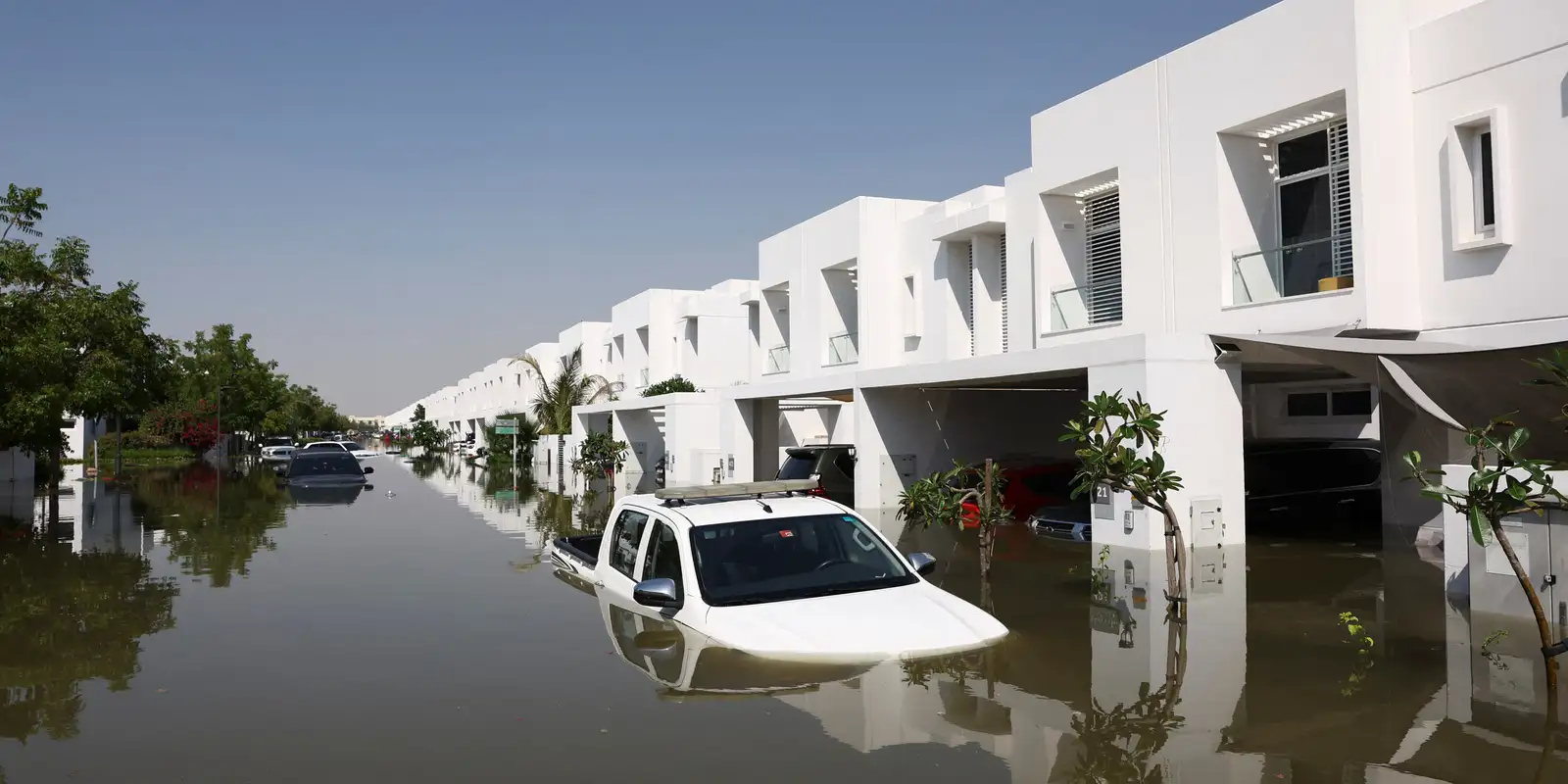 Dubai limpa estradas e casas inundadas após tempestade histórica ...