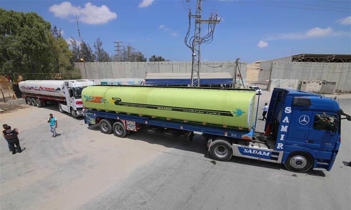 Gaza recebe combustíveis do Egito para aliviar crise de energia ...